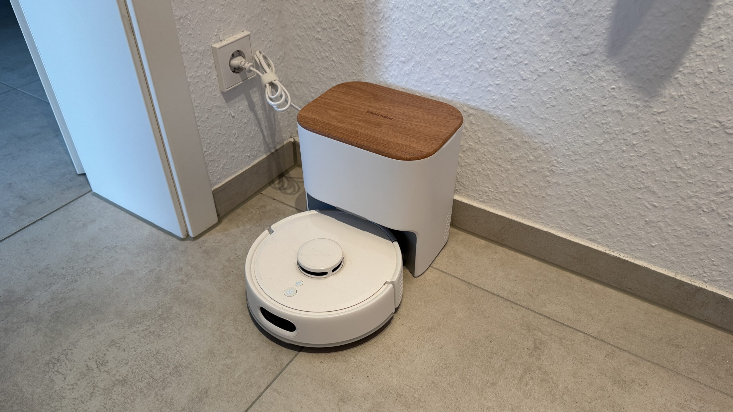 SwitchBot K11+ im Test: Der clevere Mini-Saugroboter, der mehr kann als ...